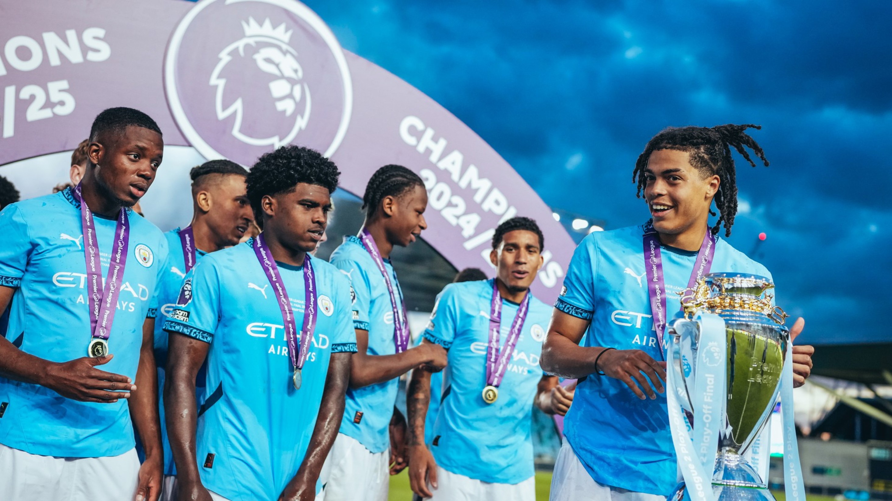 Gallery: City lift Premier League 2 trophy!