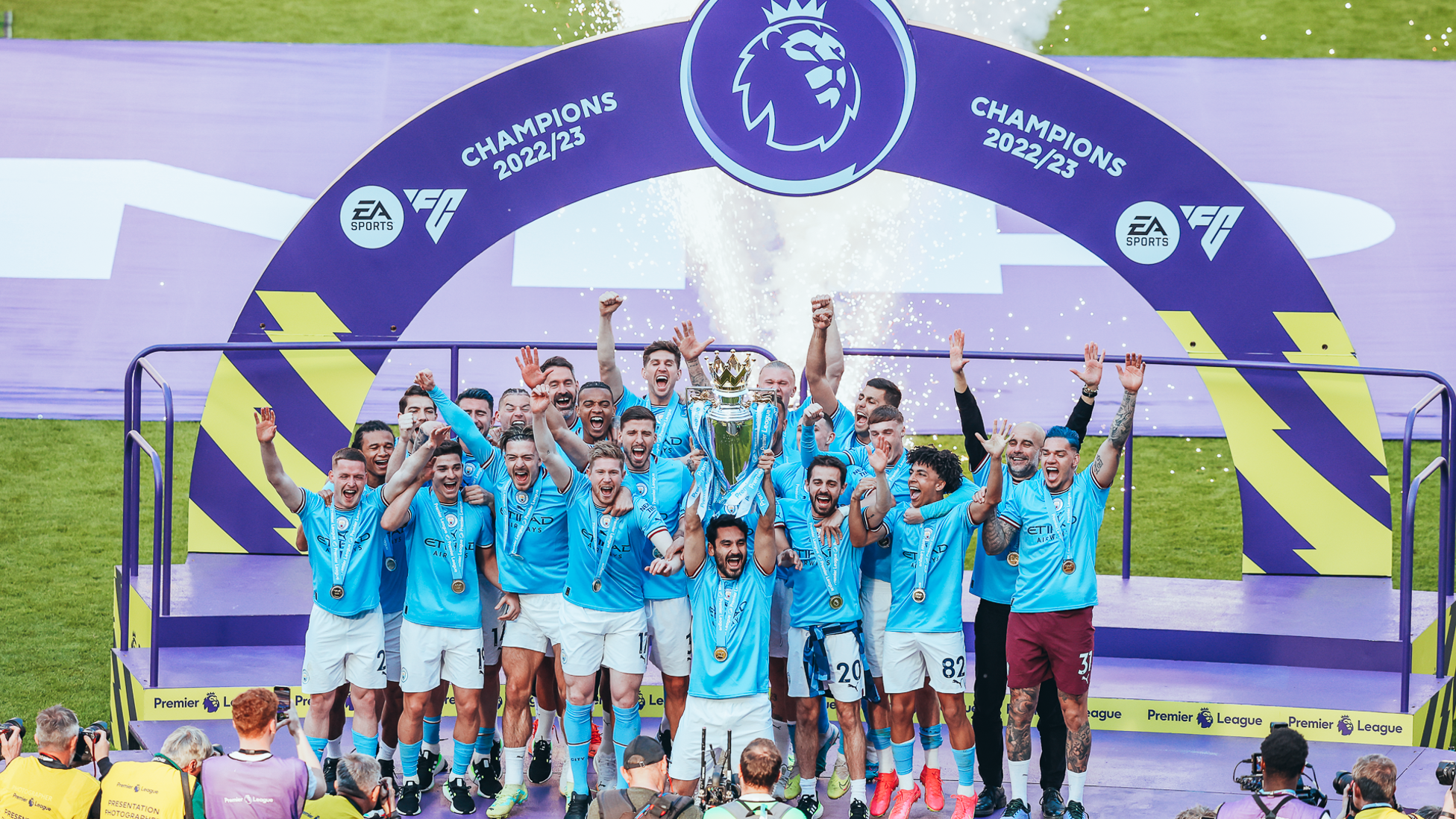 Gallery: 2022/23 Premier League trophy lift!