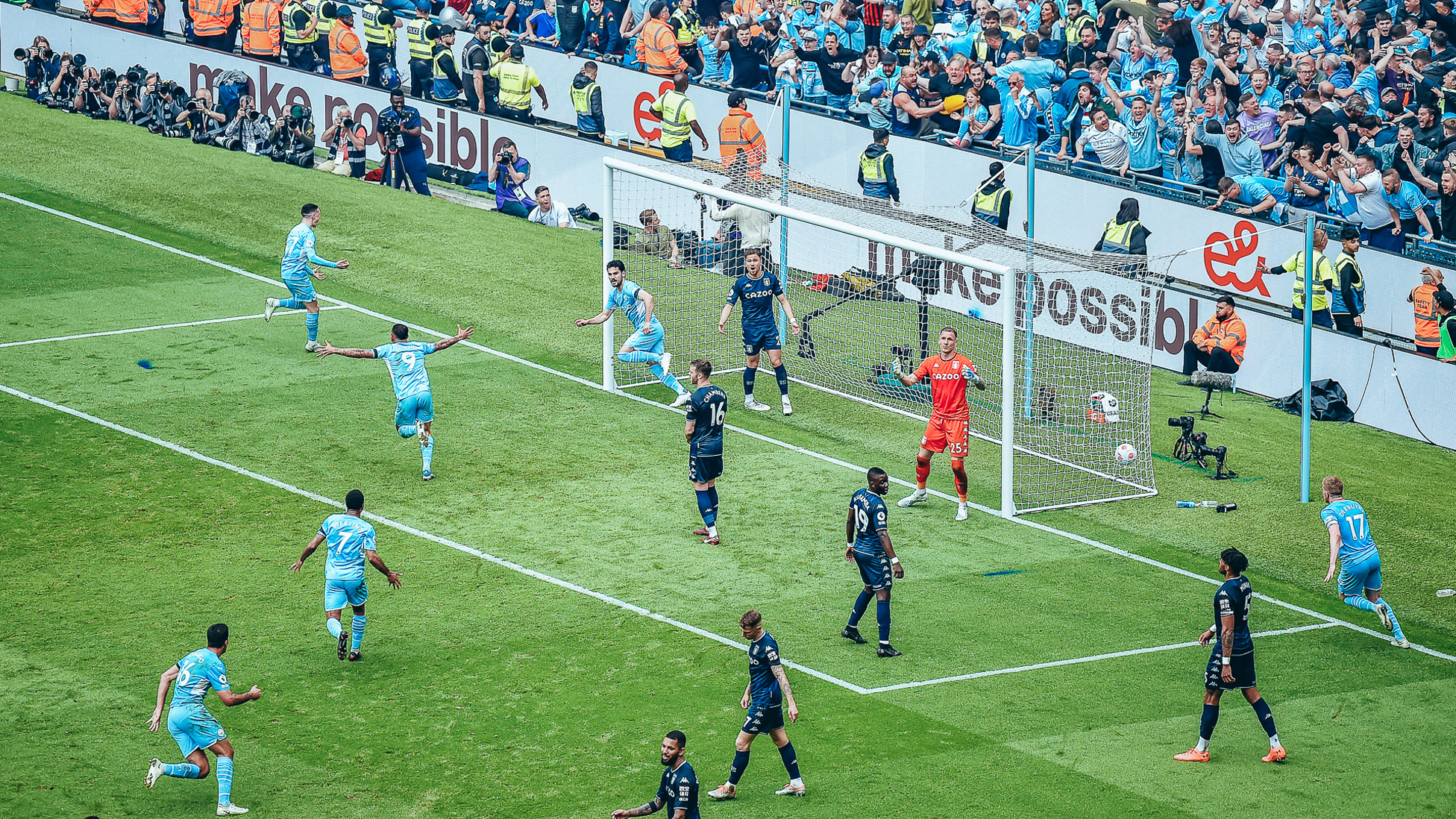 Gallery The 2021 22 Premier League Trophy Lift