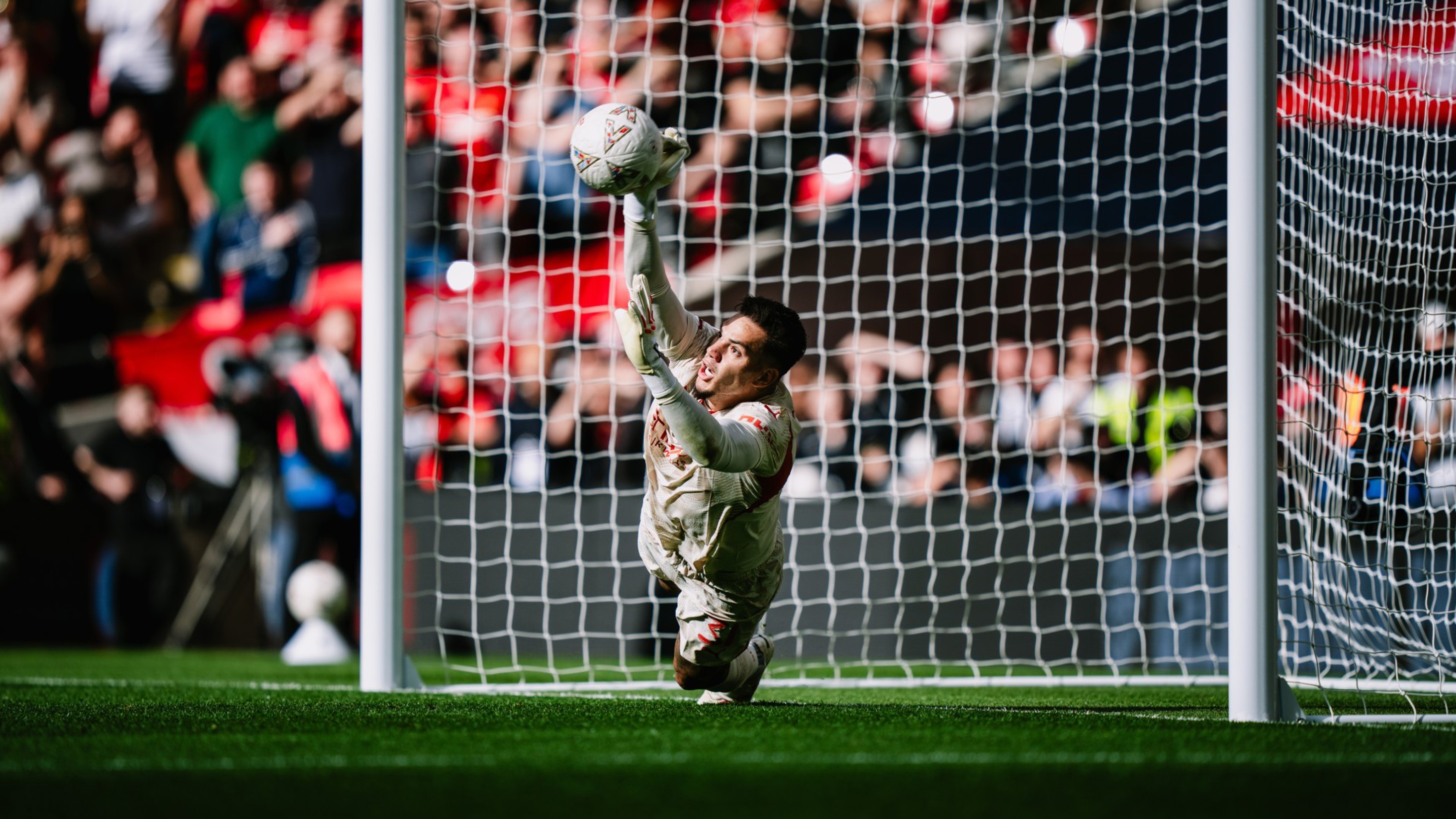 A carreira de Ederson no City em fotos