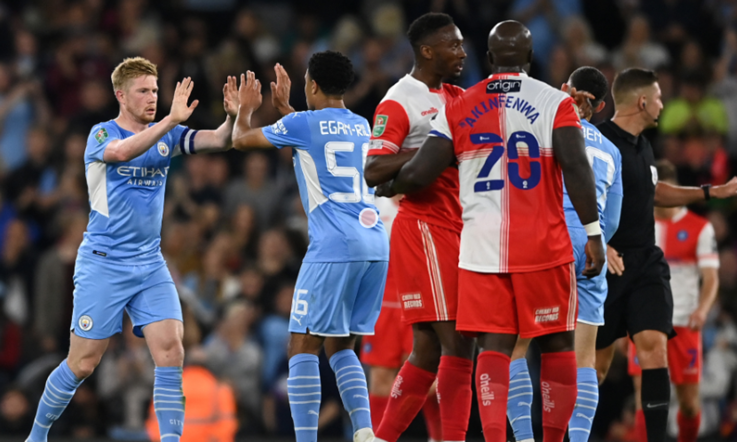 Egan-Riley se une al Burnley