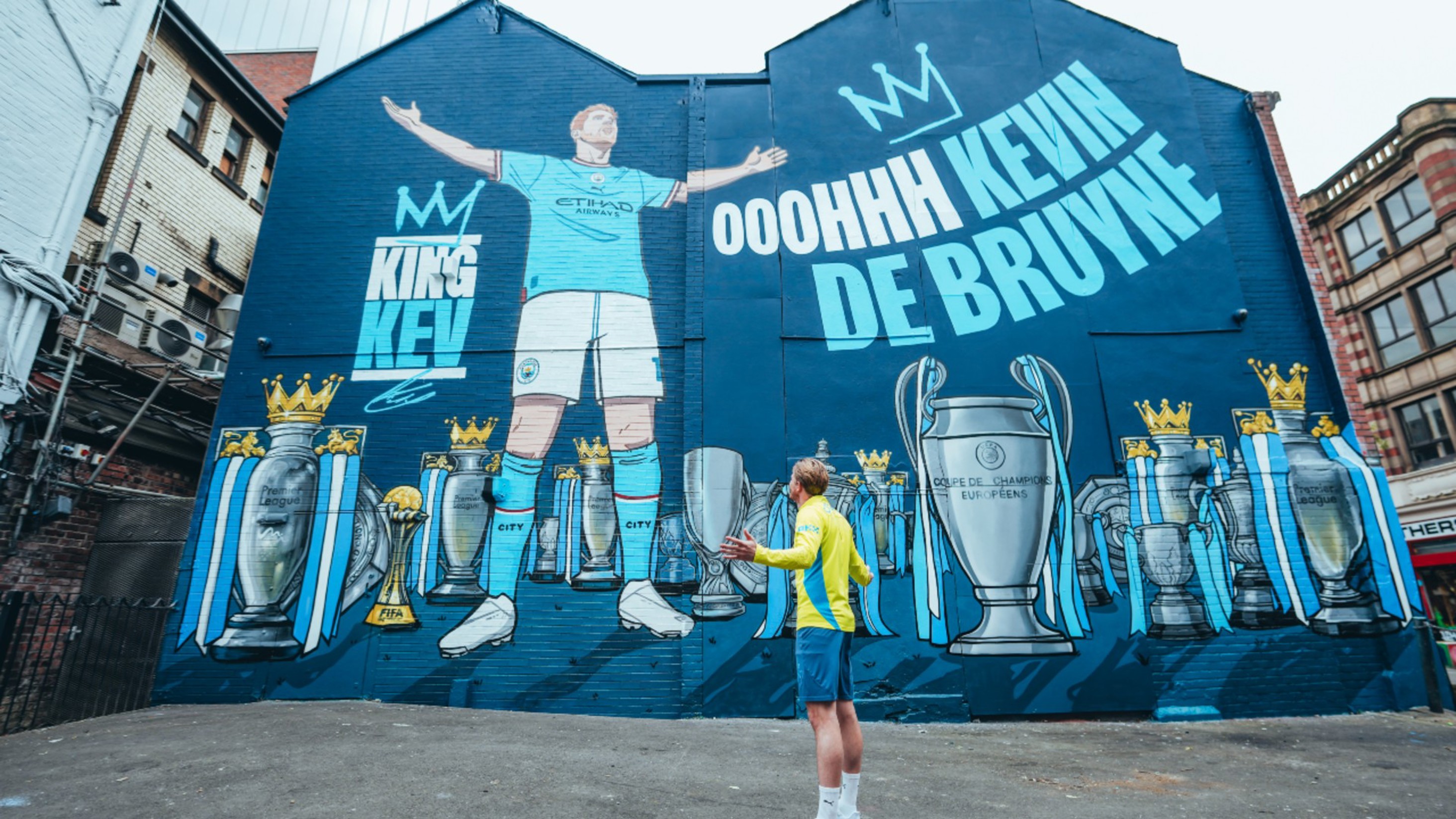 King Kev: KDB pays visit to iconic mural in his honour!