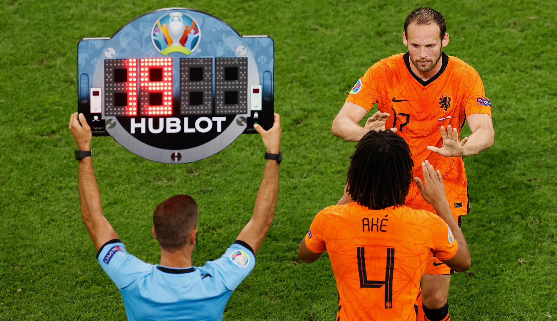 Ake plays final third as Dutch secure knockout berth