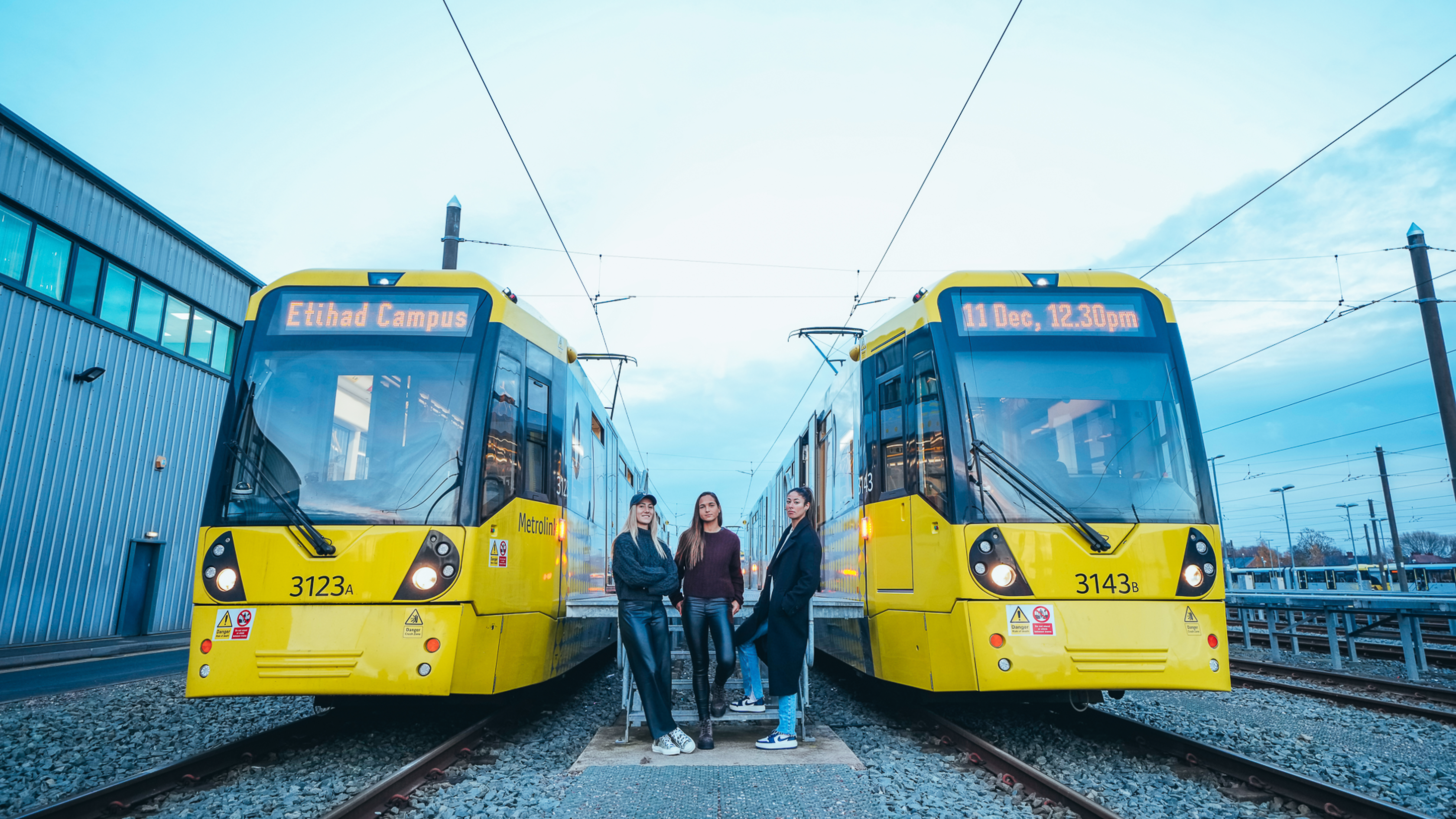 Manchester derby: Laia, Deyna and Leila take the tram!