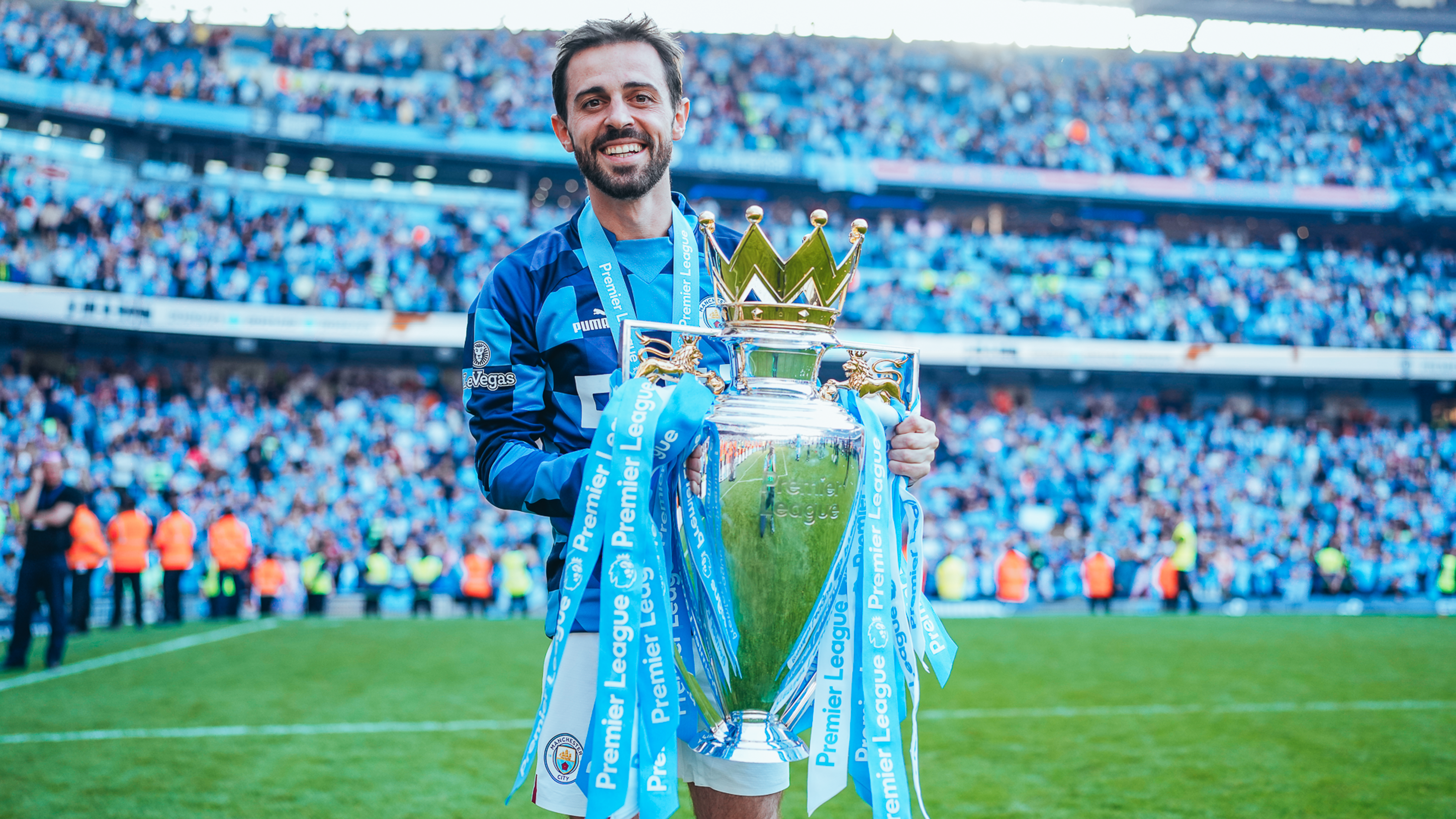 Gallery: 2022/23 Premier League trophy lift!