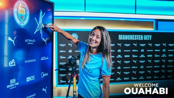 Ruby Mace's signing in pictures