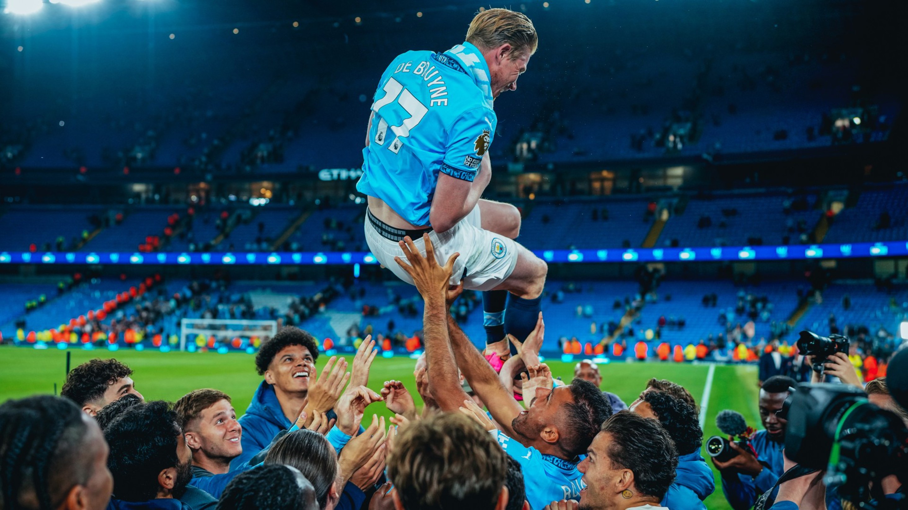 ¡El emotivo adiós a KDB en el Etihad Stadium!