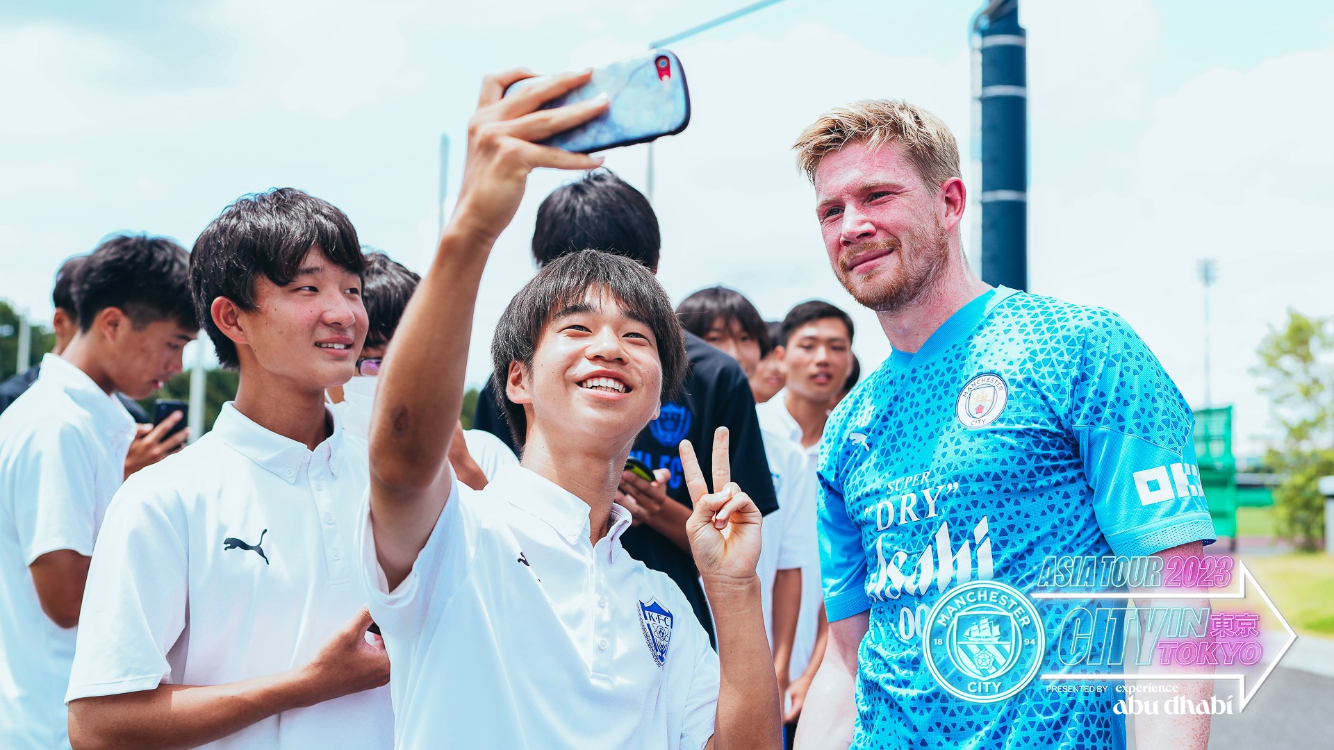 De Bruyne surprises fans after training in Tokyo