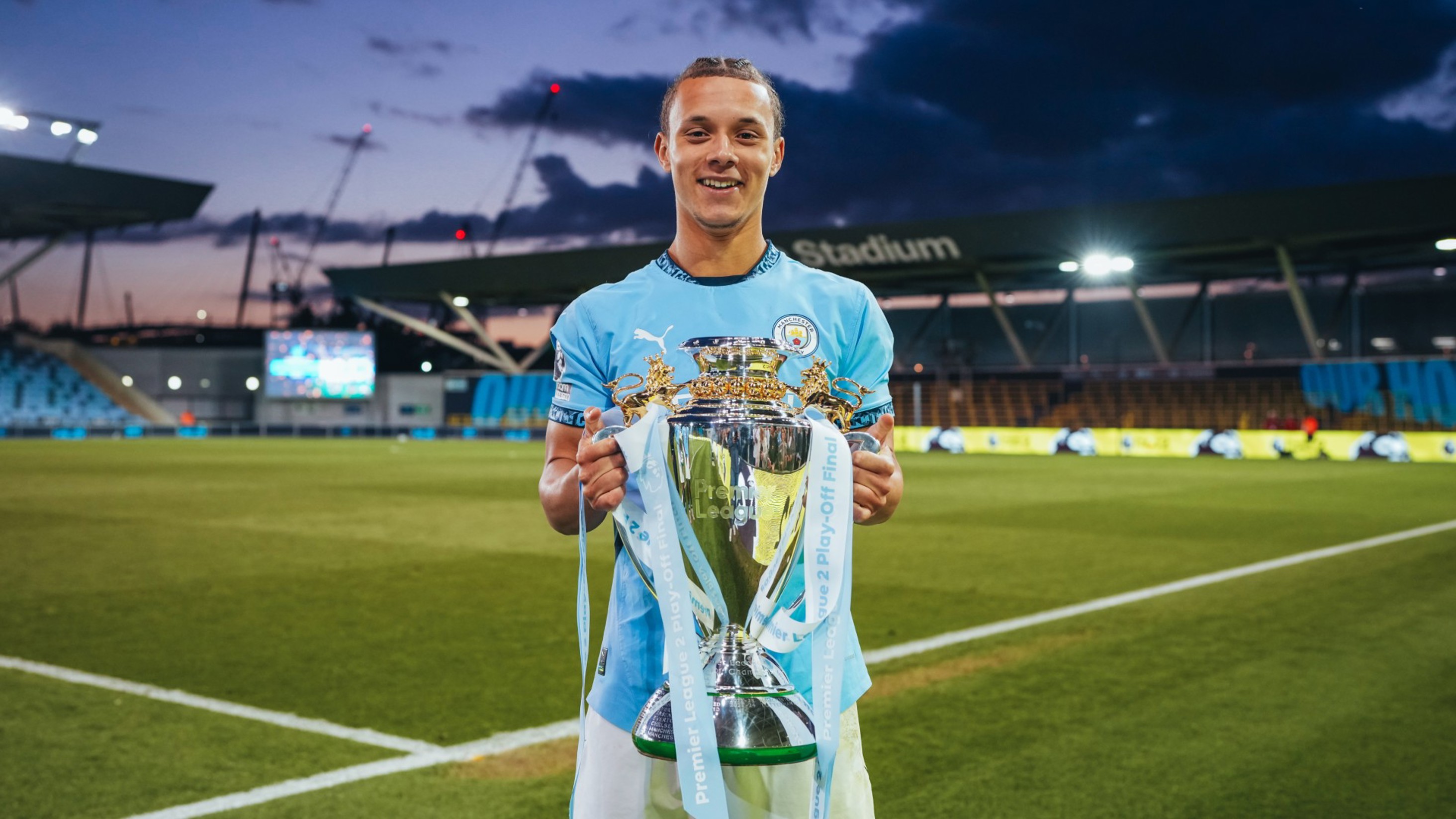 Gallery: City lift Premier League 2 trophy!