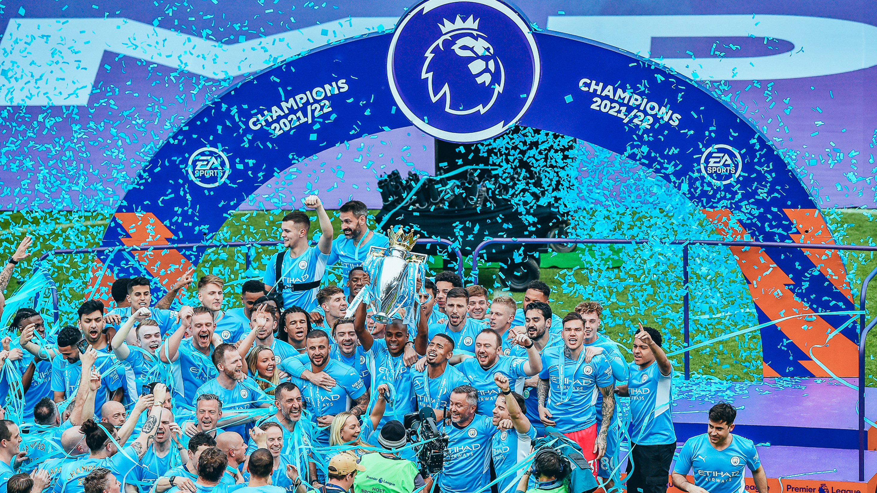 Gallery: The 2021/22 Premier League trophy lift!