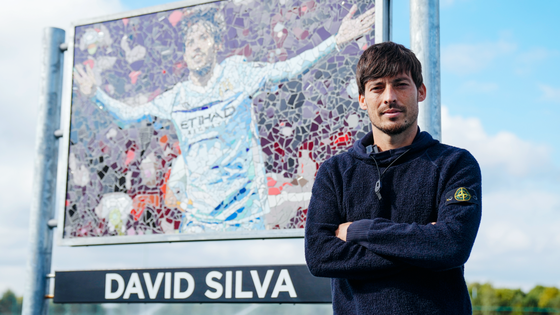 David Silva visita su estatua y la CFA