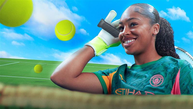 Keating takes on CITC BTEC Esports student in game of tennis