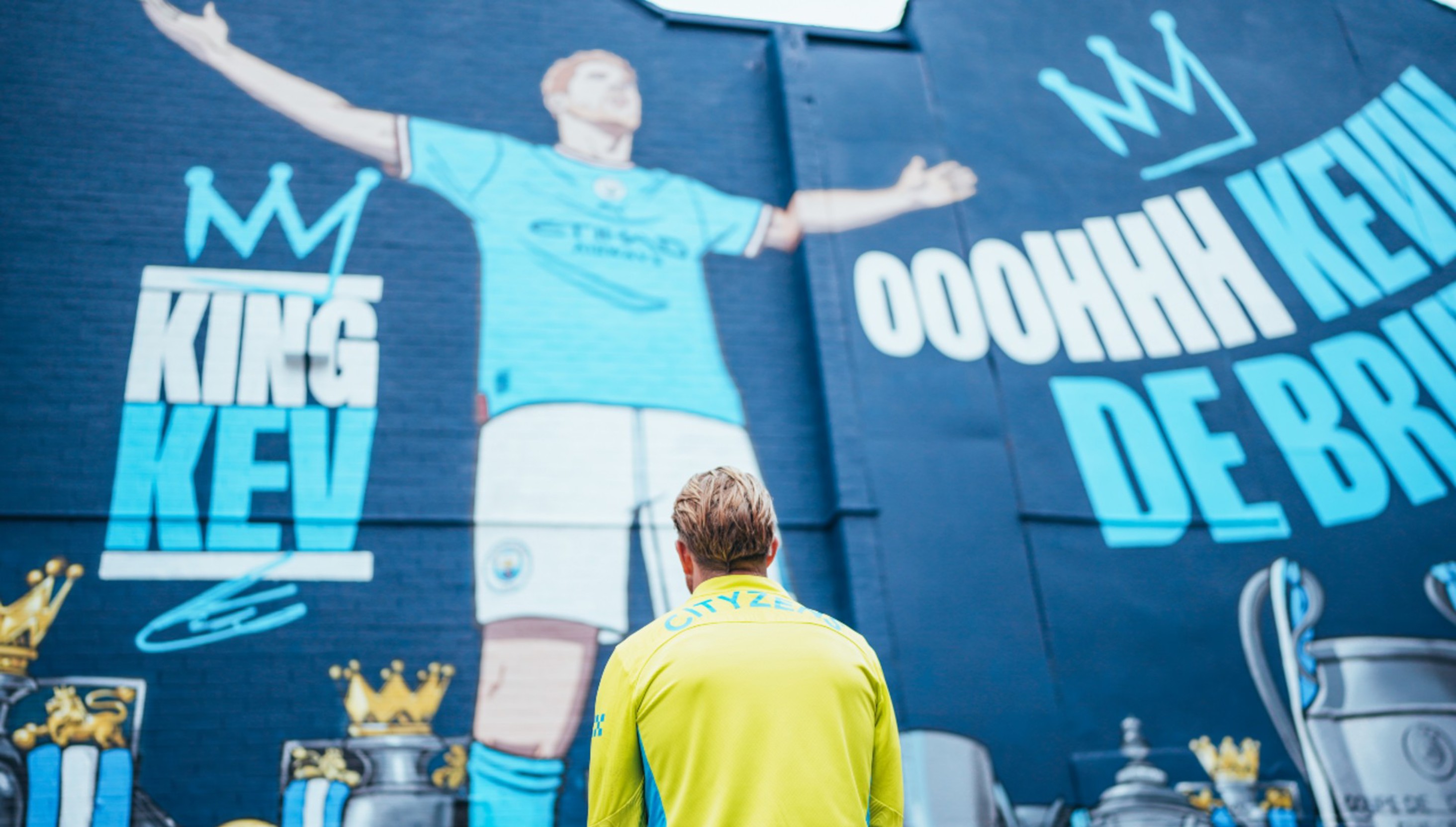 King Kev: KDB pays visit to iconic mural in his honour!