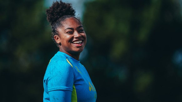 Ruby Mace's signing in pictures